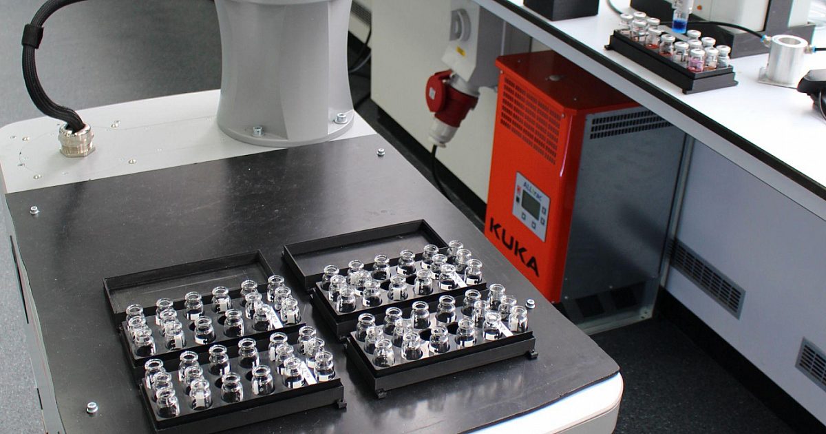 University of Liverpool - Robot chemist carries out its own… | KCMC