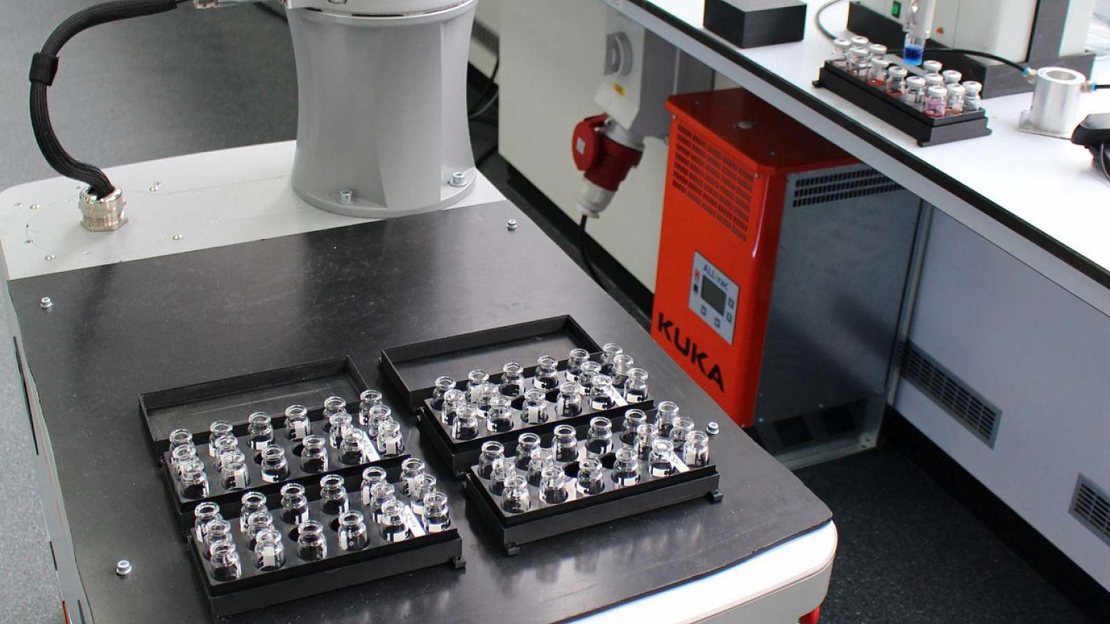 University of Liverpool - Robot chemist carries out its own… | KCMC